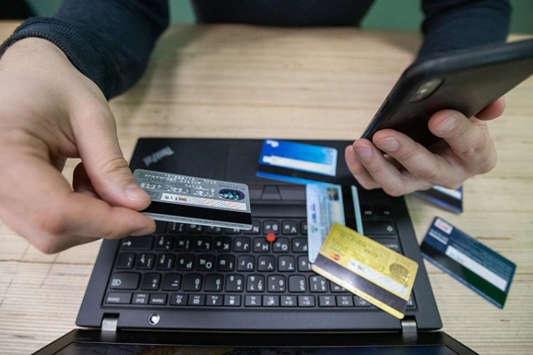 Bank kartından pul oğurlamaqda şübhəli bilinən şəxs saxlanılıb - Ayna.az